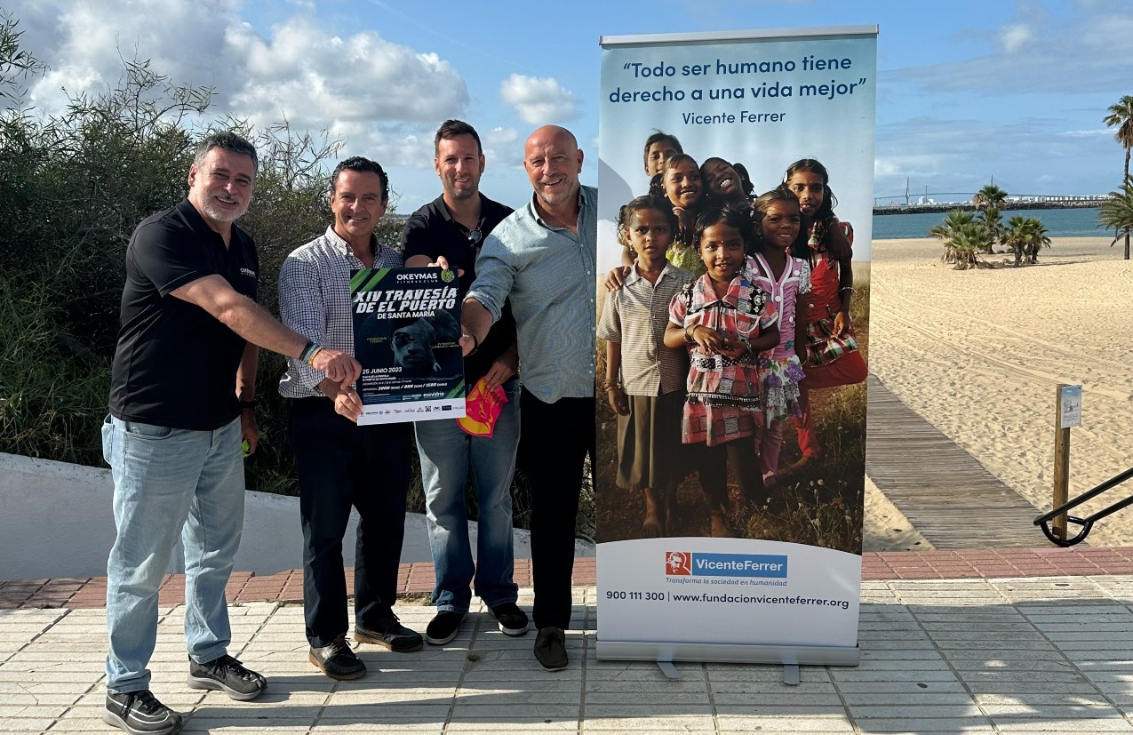 La Playa de La Puntilla acoge la XIV Travesía a Nado de El Puerto a beneficio de la Fundación ...